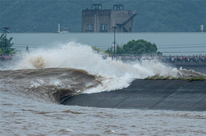 Scenery of tidal bore of Qiantang River in Hangzhou, E China_The 19th ...