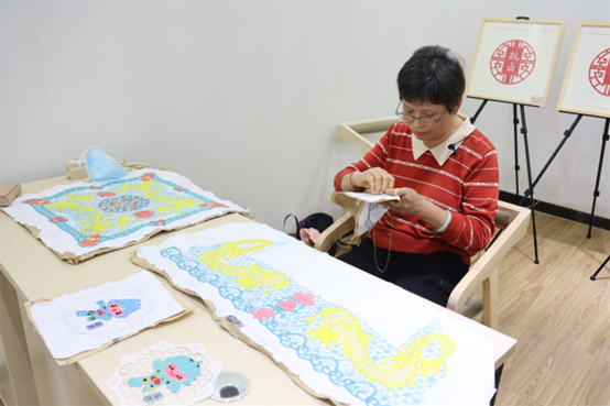 Embroidery "Inheritor" Wang Chafen is depicting the elegant works ...