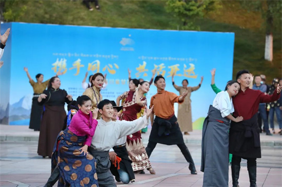 Sing and dance together on Ganzi Asian Games "Immersive" Show_The 19th ...