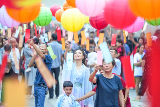 People enjoy fun activities during Mid-Autumn Festival holiday_The 19th ...