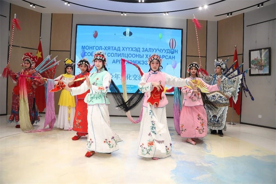 Chinese and foreign youths get together to sing the song of the Asian ...