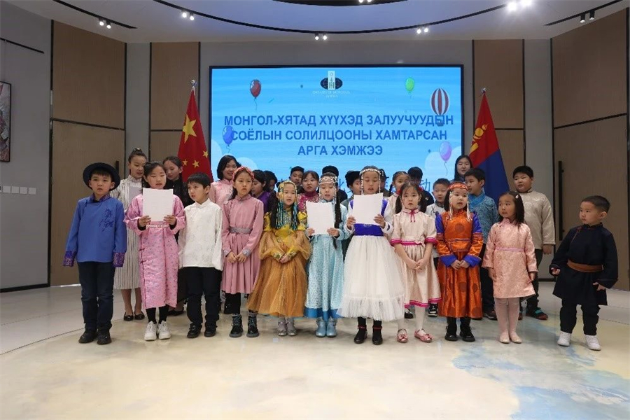 Chinese and foreign youths get together to sing the song of the Asian ...