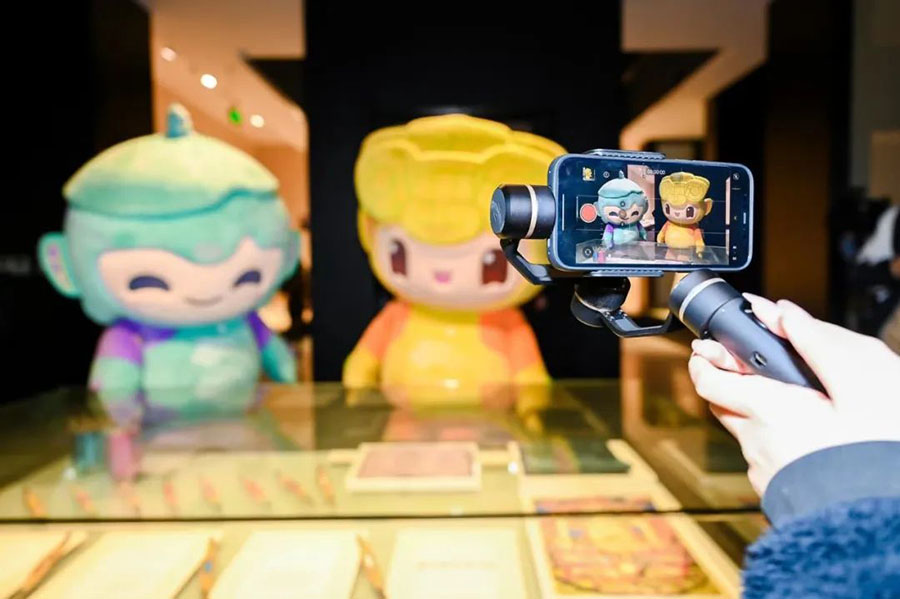 Asian Games mascots visit silk factory in Hangzhou_The 19th Asian Games ...