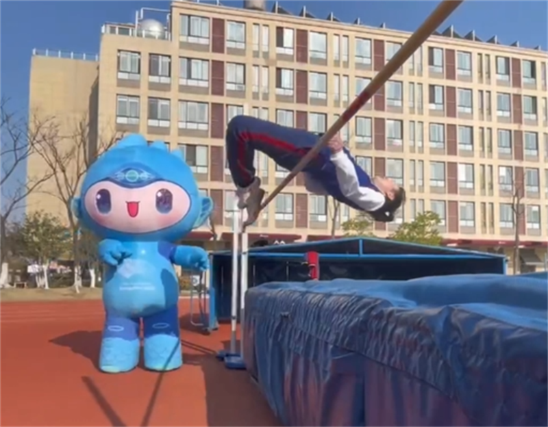 Chenchen, the mascot of Hangzhou Asian Games, joins players to try high ...